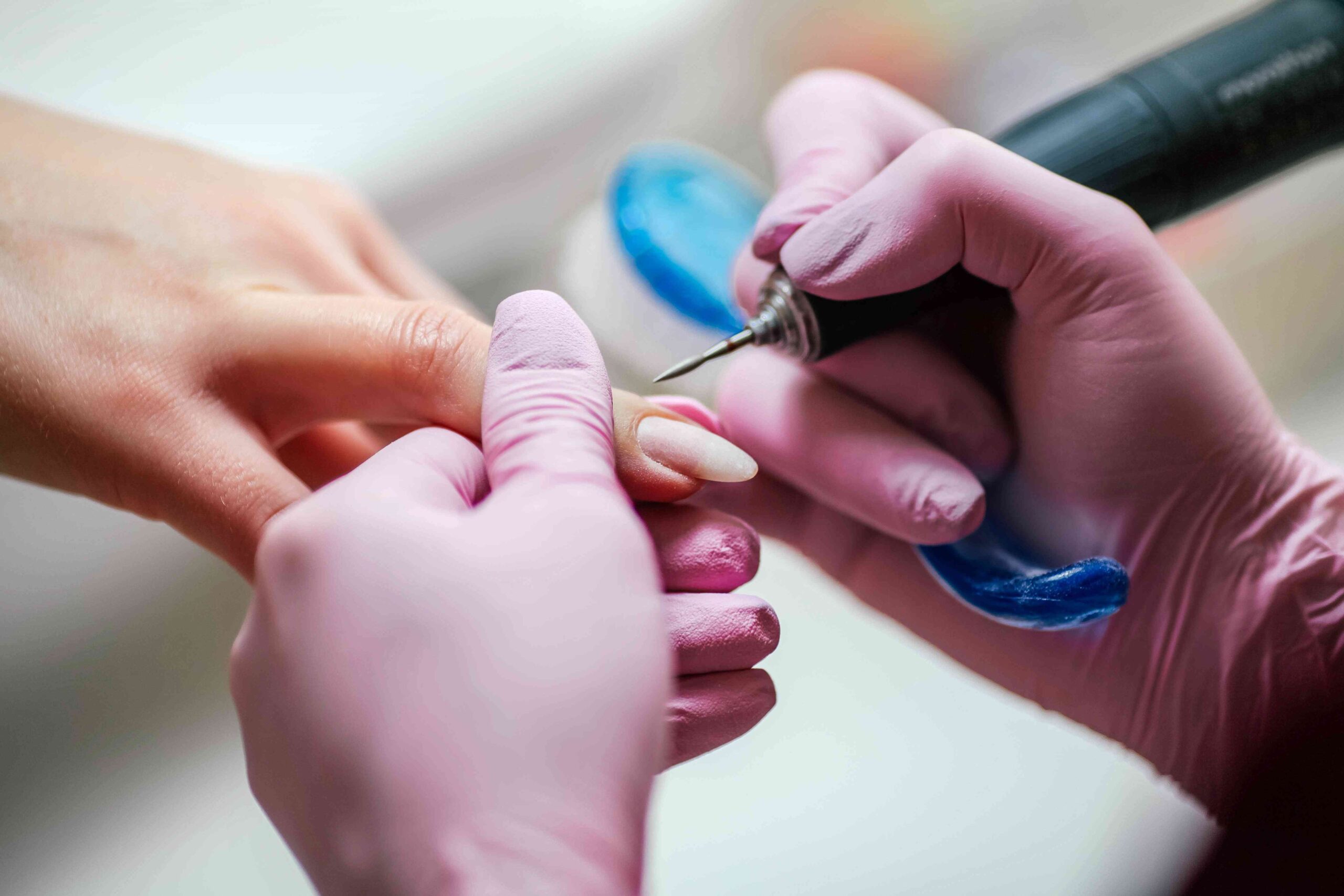 Qu'est-ce qu'une « manucure russe » et peut-elle affecter votre santé